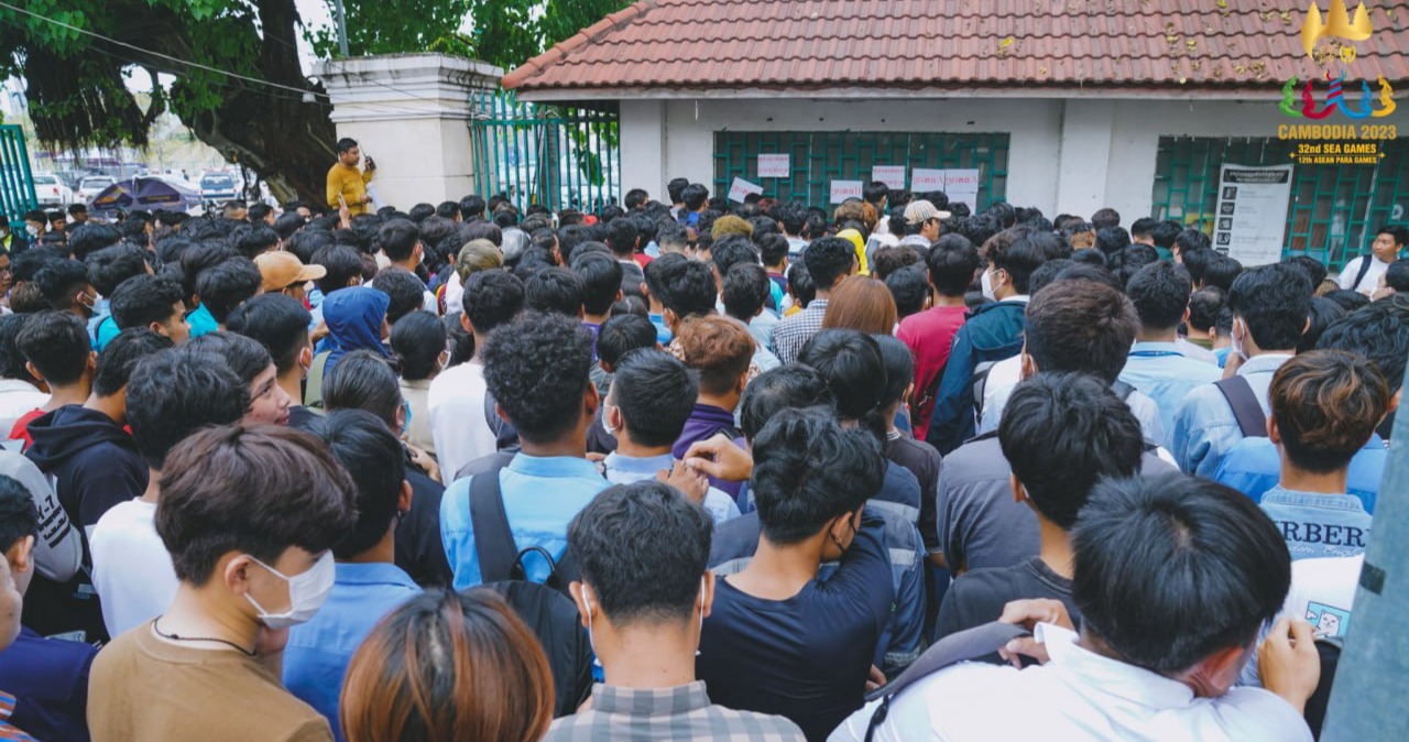 Fans Queue for SEA Games Football Matches - ក្រសួងព័ត៌មាន