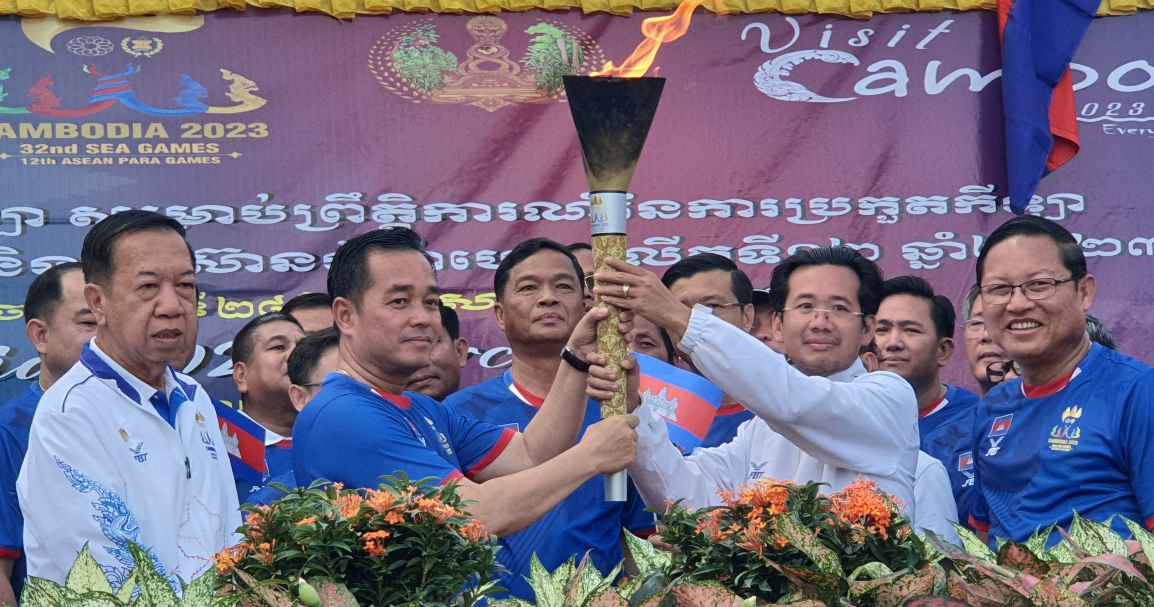 Arrivée de la parade de la torche des SEA Games-ASEAN Para Games à ...
