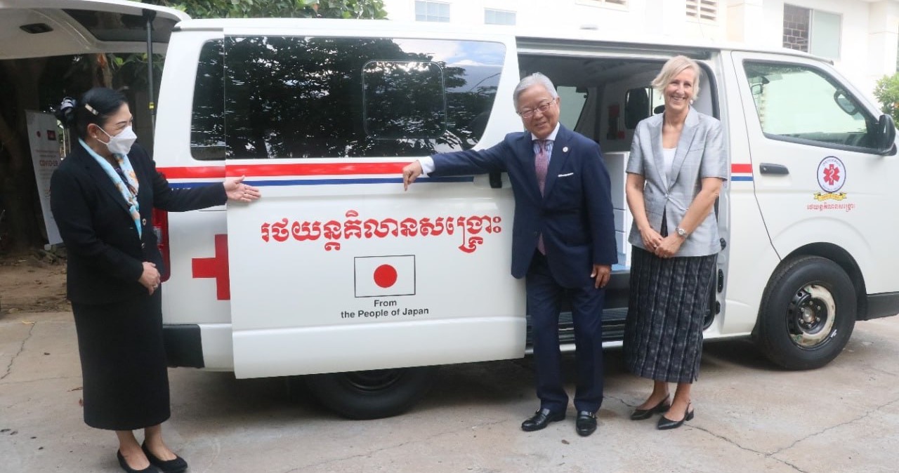 Japan Donates 10 Ambulances to Cambodia - ក្រសួងព័ត៌មាន