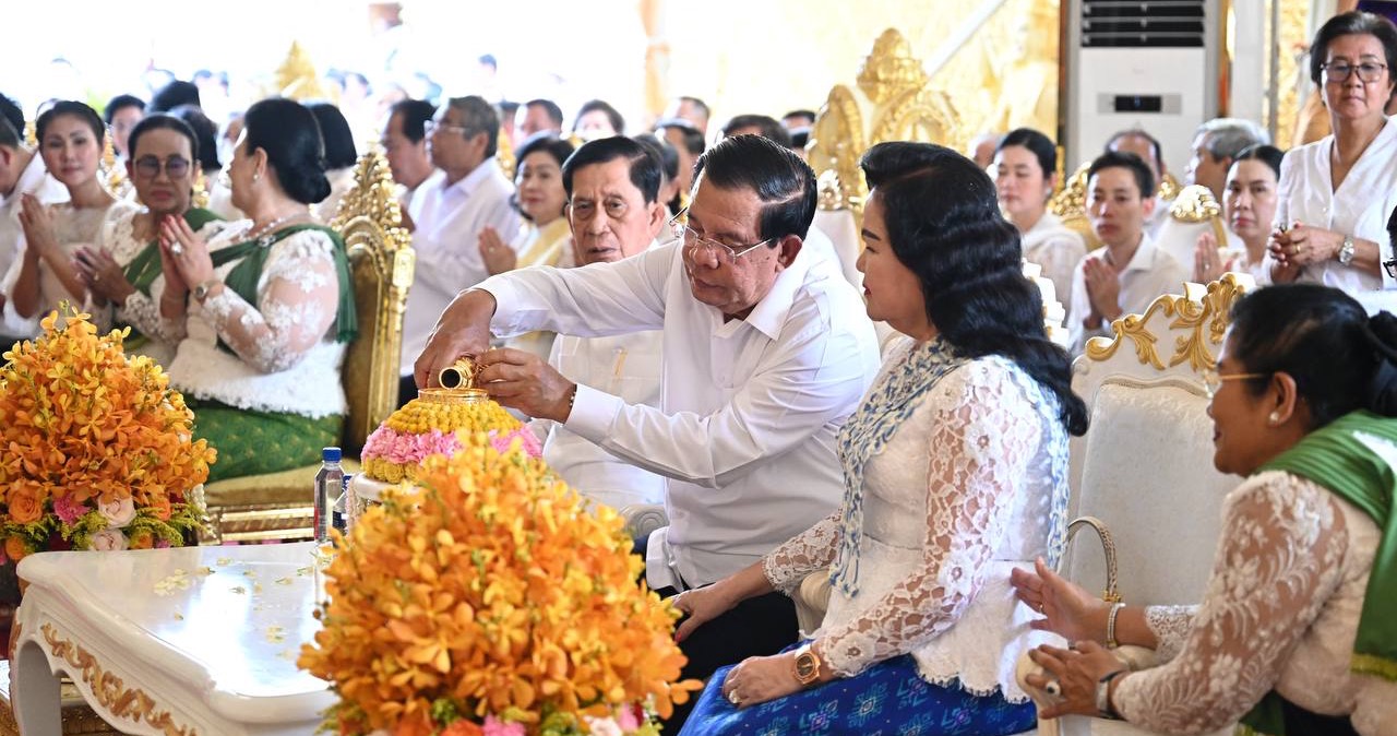 Le Premier ministre Hun Sèn et son épouse commémorent les 10e et 25e ...