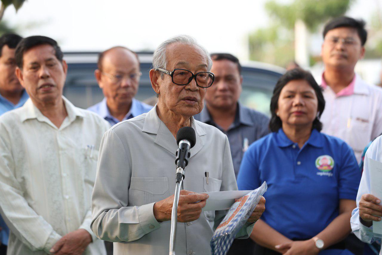 Samdech Kong Sam Ol rend visite aux rameurs de Kampong Chhnang ...