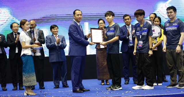 H.E. Neth Pheaktra Presents the Trophy to Winner of ABU ROBOCON 2023 ...