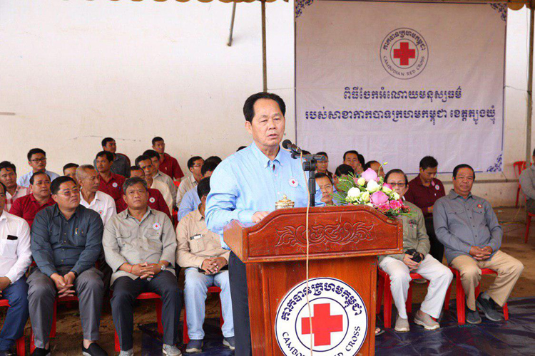 Le vice-PM Chea Sophara distribue des dons à des victimes des ...