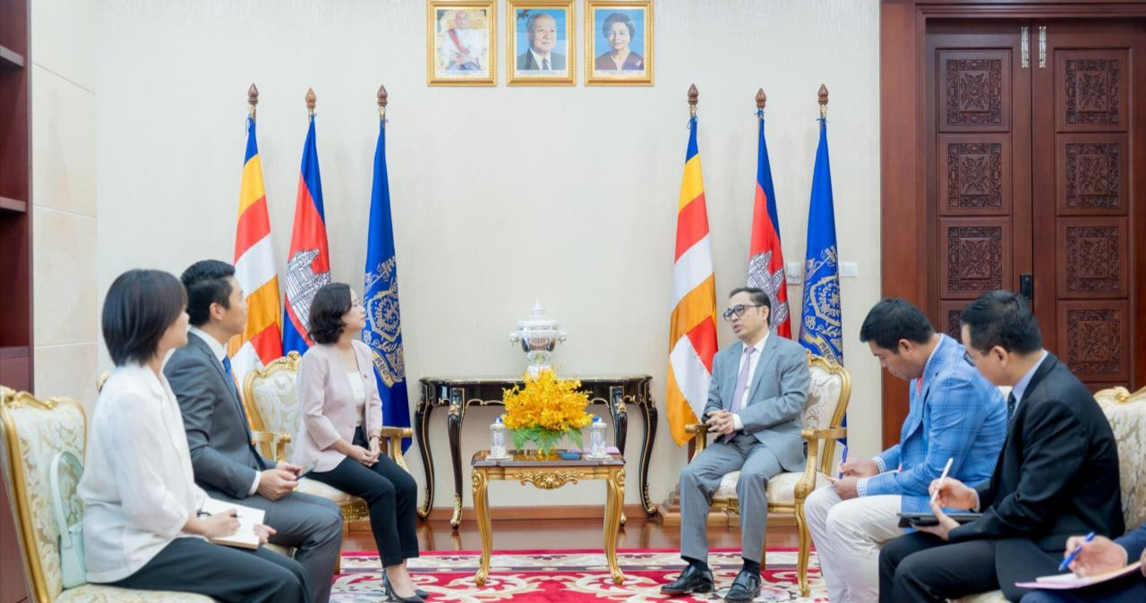 H.E Vongsey Visoth Meets with Ms. Zhong Jie, Economic and Trade Adviser ...