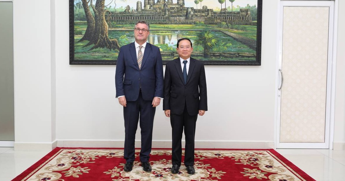 ឯកឧត្តមសាស្ត្រាចារ្យ ឈាង រ៉ា រដ្ឋមន្ត្រីក្រសួងសុខាភិបាល បានទទួលជួប ...