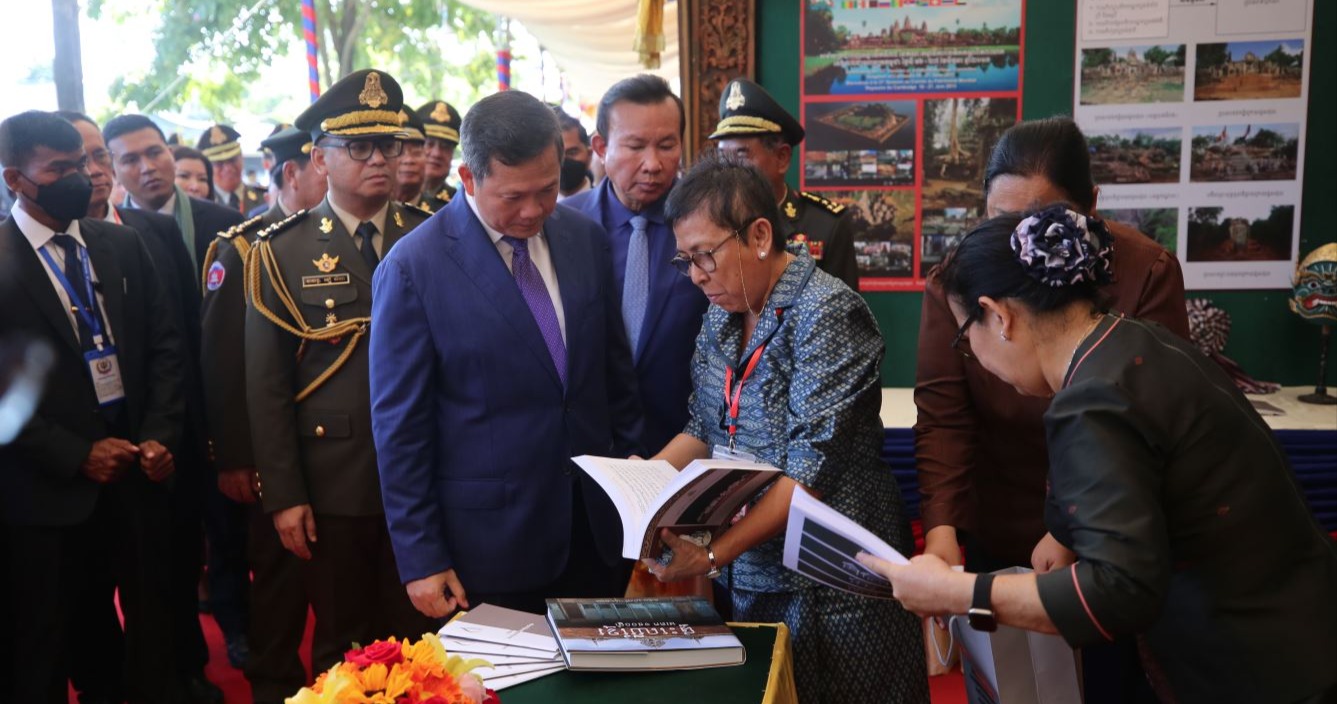 Cambodian Premier Visits the Exhibition of Win-Win Policy’s ...