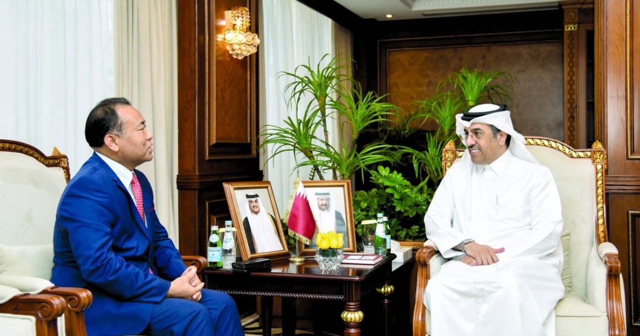 سفير كمبوديا لدى دولة قطر يبحث أوجه التعاون مع وزير العمل القطري ...