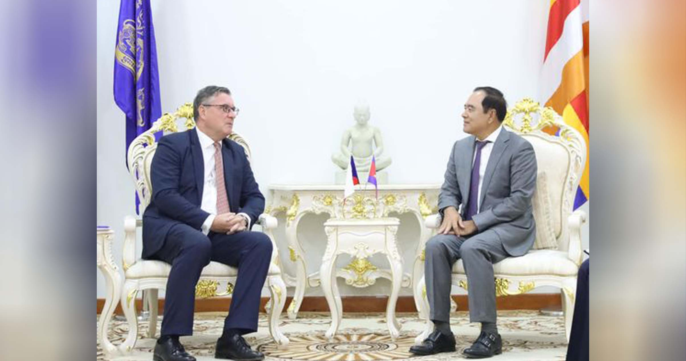 ឯកឧត្តម ទេសរដ្ឋមន្រ្តី លី ធុជ បានអនុញ្ញាតឱ្យ ឯកឧត្តម Martin Vavra ...