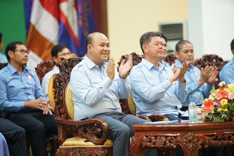 Hun Many rend visit aux membres de l’UYFC dans la province de Kampong ...