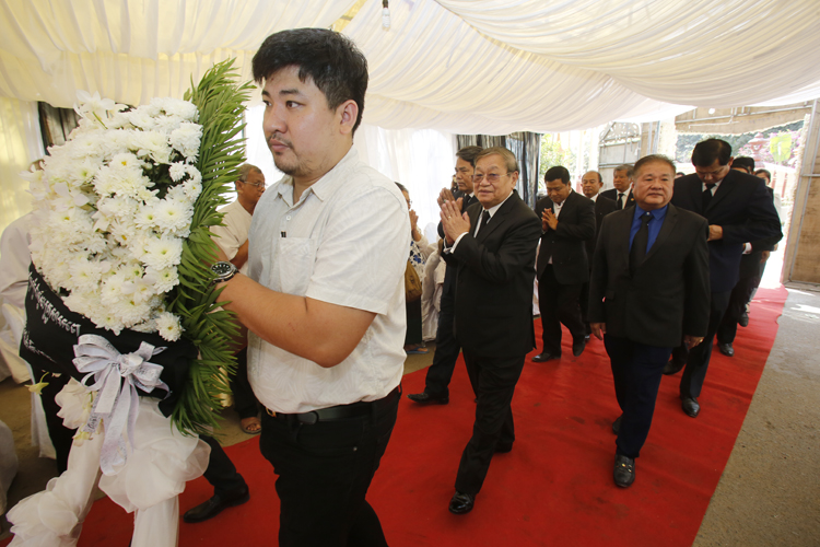 Le ministre de l'Information rend hommage à la mère défunte de Has Sam ...