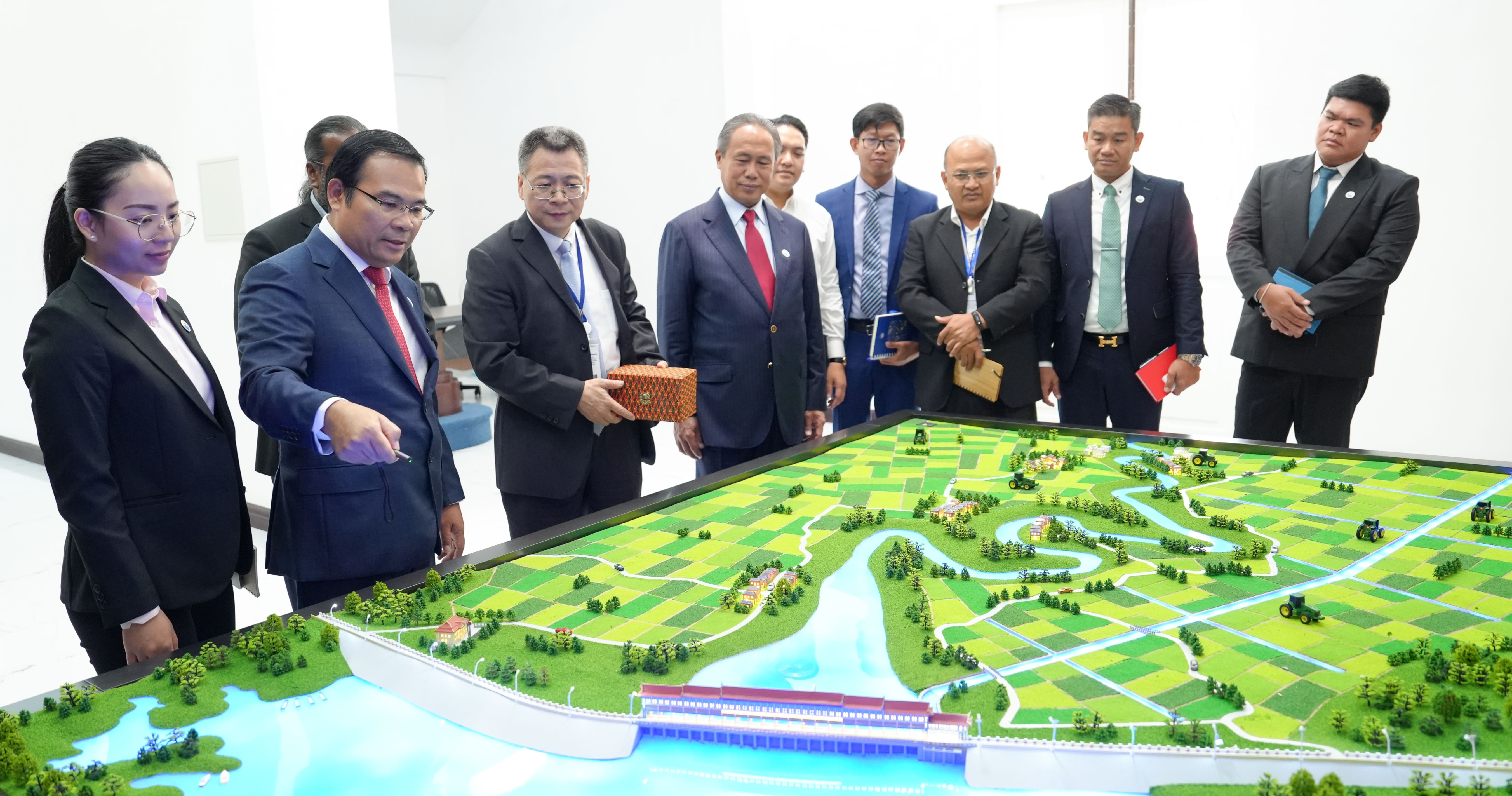 Ministry, ADB Discuss Water Resource Development Priorities - ក្រសួងព័ត៌មាន