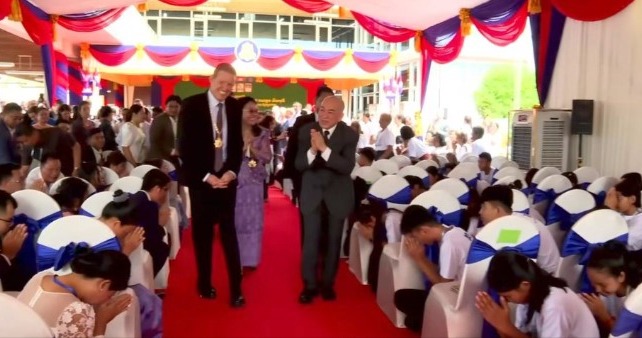 ព្រះករុណាជាអម្ចាស់ជីវិតលើត្បូង ព្រះបាទសម្តេចព្រះបរមនាថ ព្រះមហាក្សត្រនៃព្រះរាជាណាចក្រកម្ពុជា ...