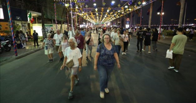Local People and Tourists Enjoy the Walk Street - ក្រសួងព័ត៌មាន