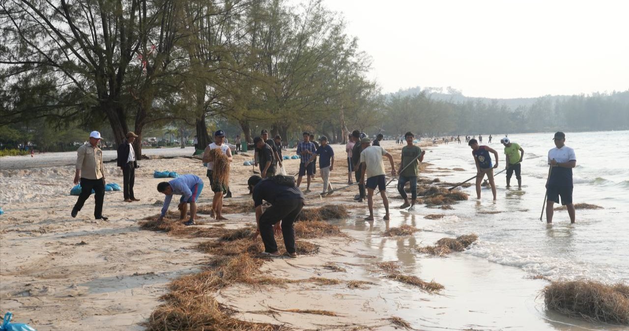 ប្រេងអណ្តែតលើឆ្នេរព្រែកត្រែងសម្អាតជិតអស់ហើយ ...