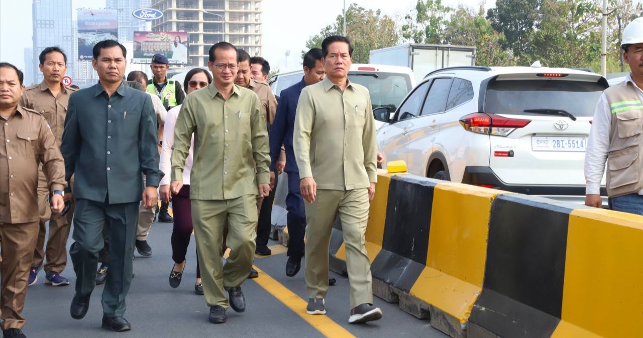 អភិបាលរាជធានីភ្នំពេញ ចុះពិនិត្យការងារដំឡើងរបាំងពុះចែកទ្រូងផ្លូវ នៅផ្លូវ ...