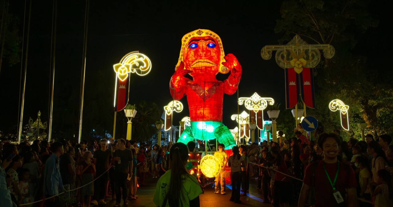 National and International Tourists Enjoy Giant Puppet Parade in Siem ...