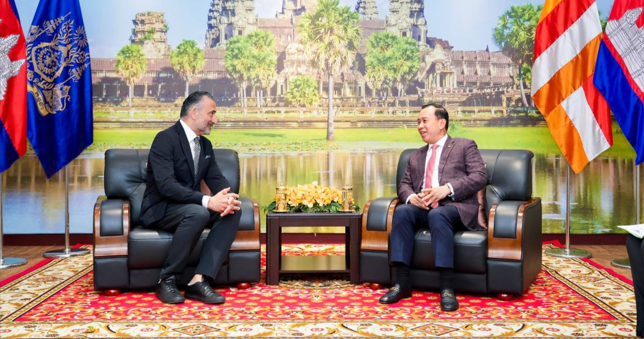 ឯកឧត្តមរដ្ឋមន្ត្រី ហួត ហាក់ បានអនុញ្ញាតជូនលោក ARASH AZRBARZIN ...