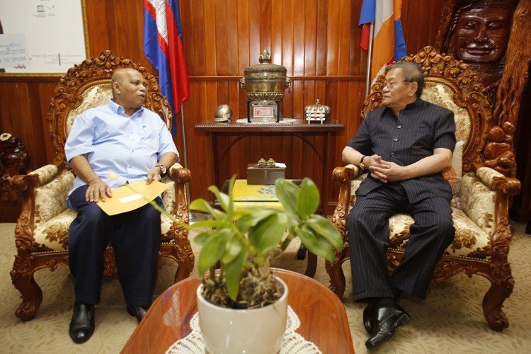 ឯកឧត្តម ខៀវ កាញារីទ្ធ អនុញ្ញាតឱ្យលោក T. Mohan ចាងហ្វាងកាសែតខ្មែរថែមស៍ ...