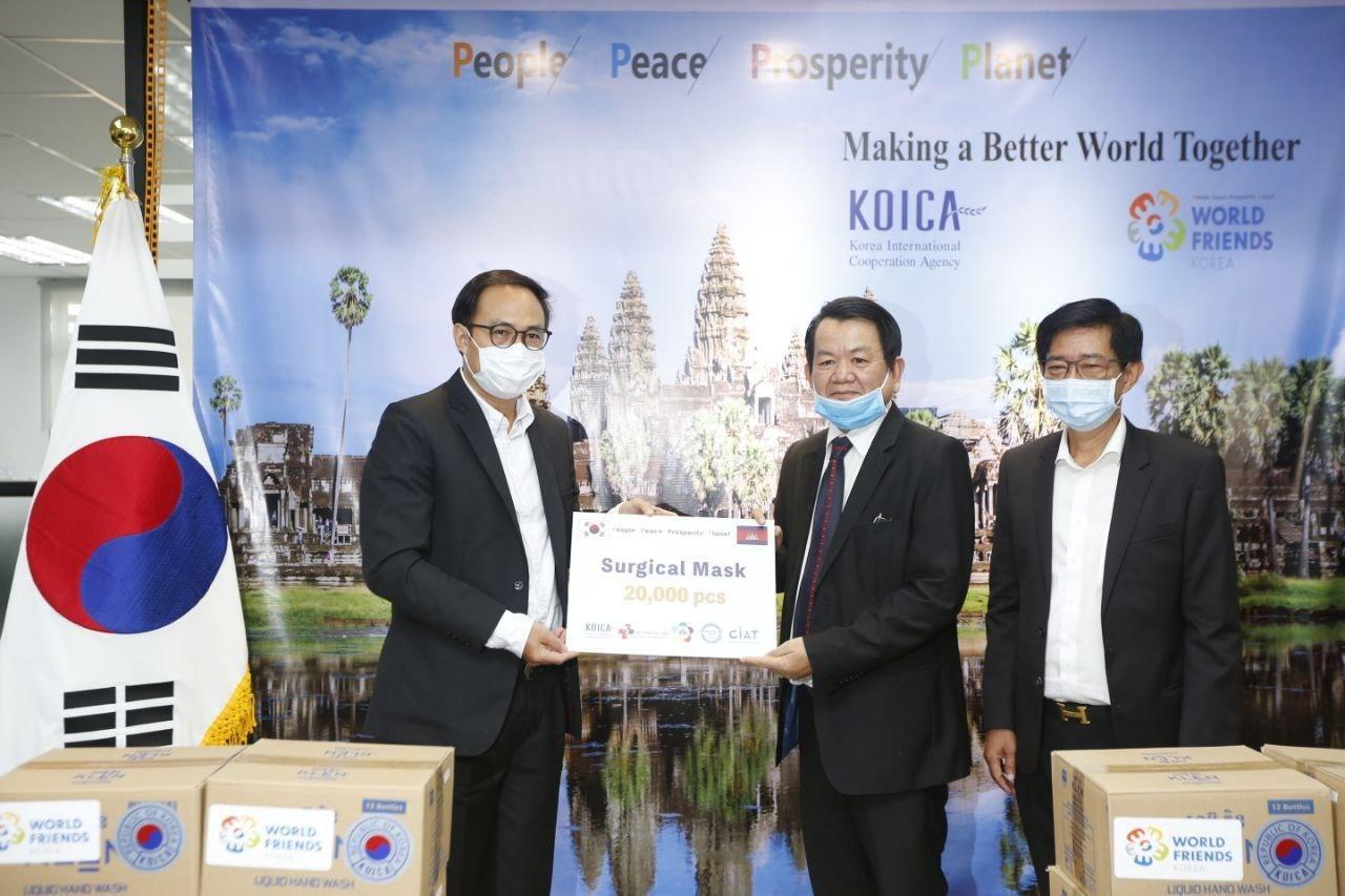 KOICA, CAMKAA Donate COVID-19 Protective Materials to Two Cambodian Hospitals - ក្រសួងព័ត៌មាន