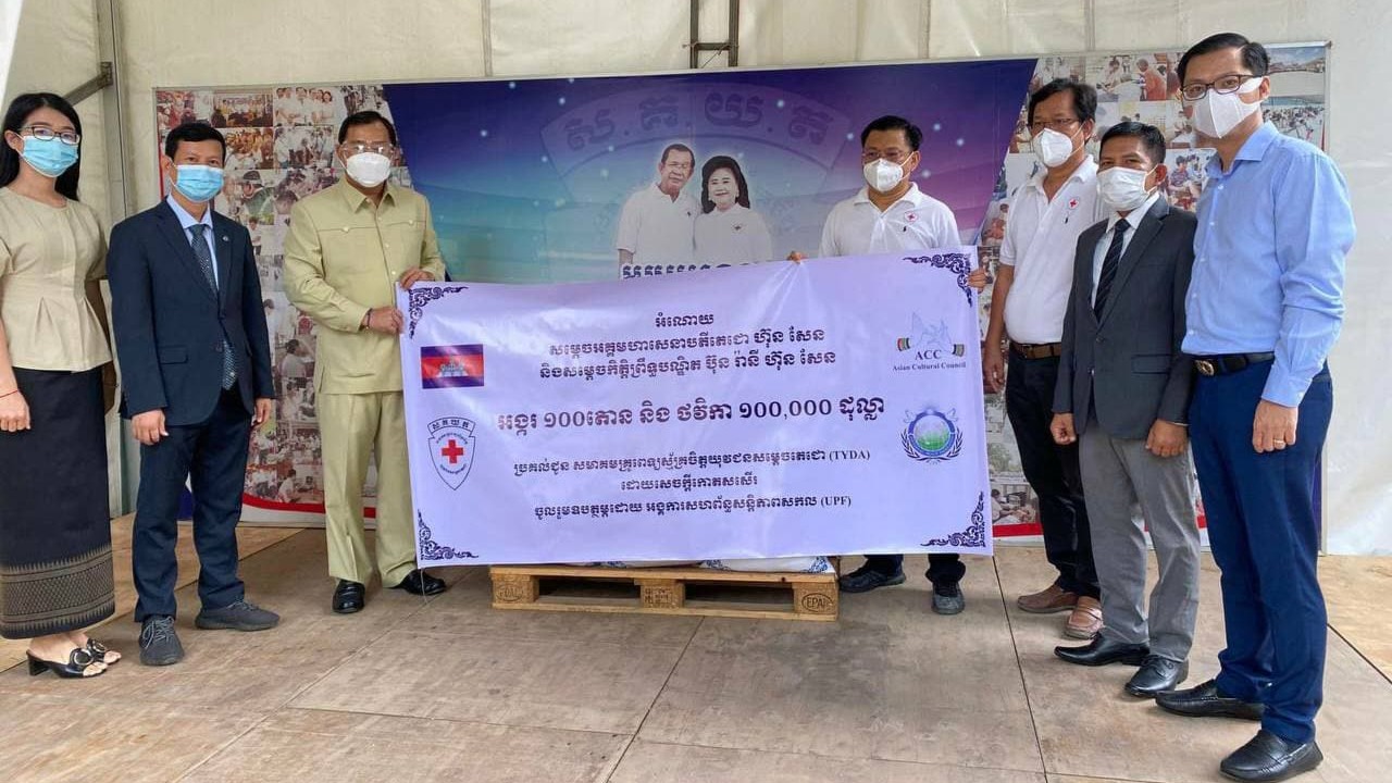 សម្តេចអគ្គមហាសេនាបតីតេជោ ហ៊ុន សែន ជូនអំណោយសប្បុរសធម៌ជាអង្ករ ១០០តោន ...